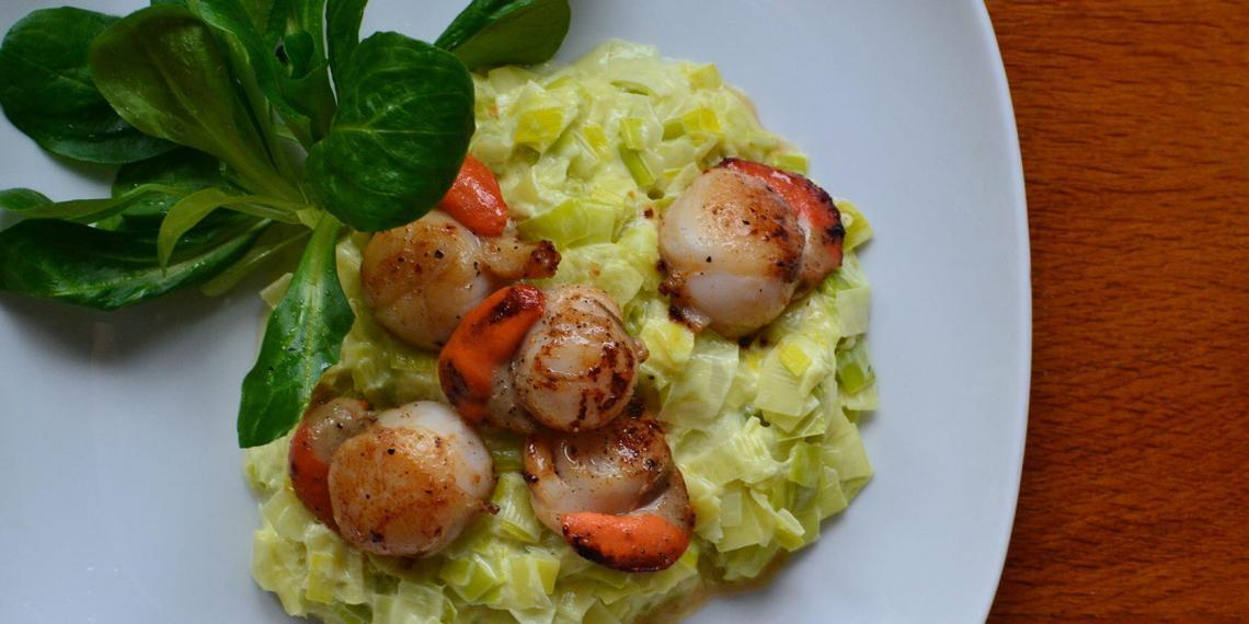 Recipe for Seared Scallops (St. Jacques) with Creamy Curried Leeks ...