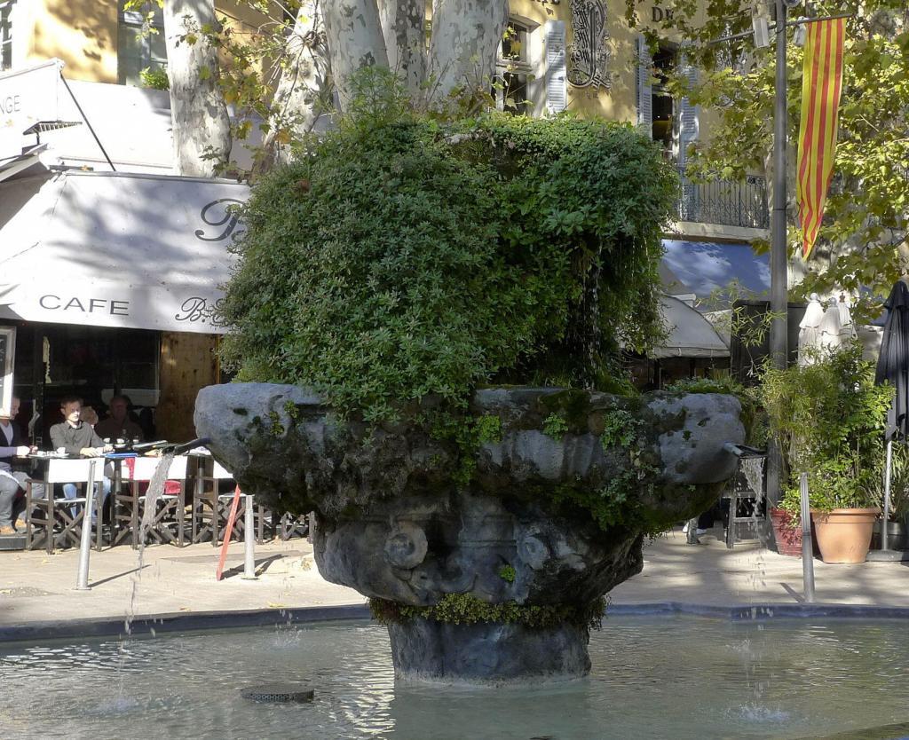 Take a Walking Tour the Fountains of Aix-en-Provence - Perfectly Provence